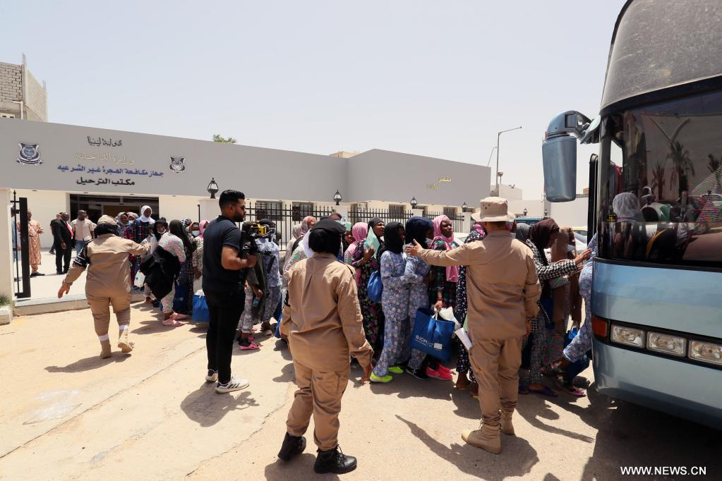 السلطات الليبية تقوم بترحيل 165 مهاجرة غير شرعية من ليبيا إلى نيجيريا